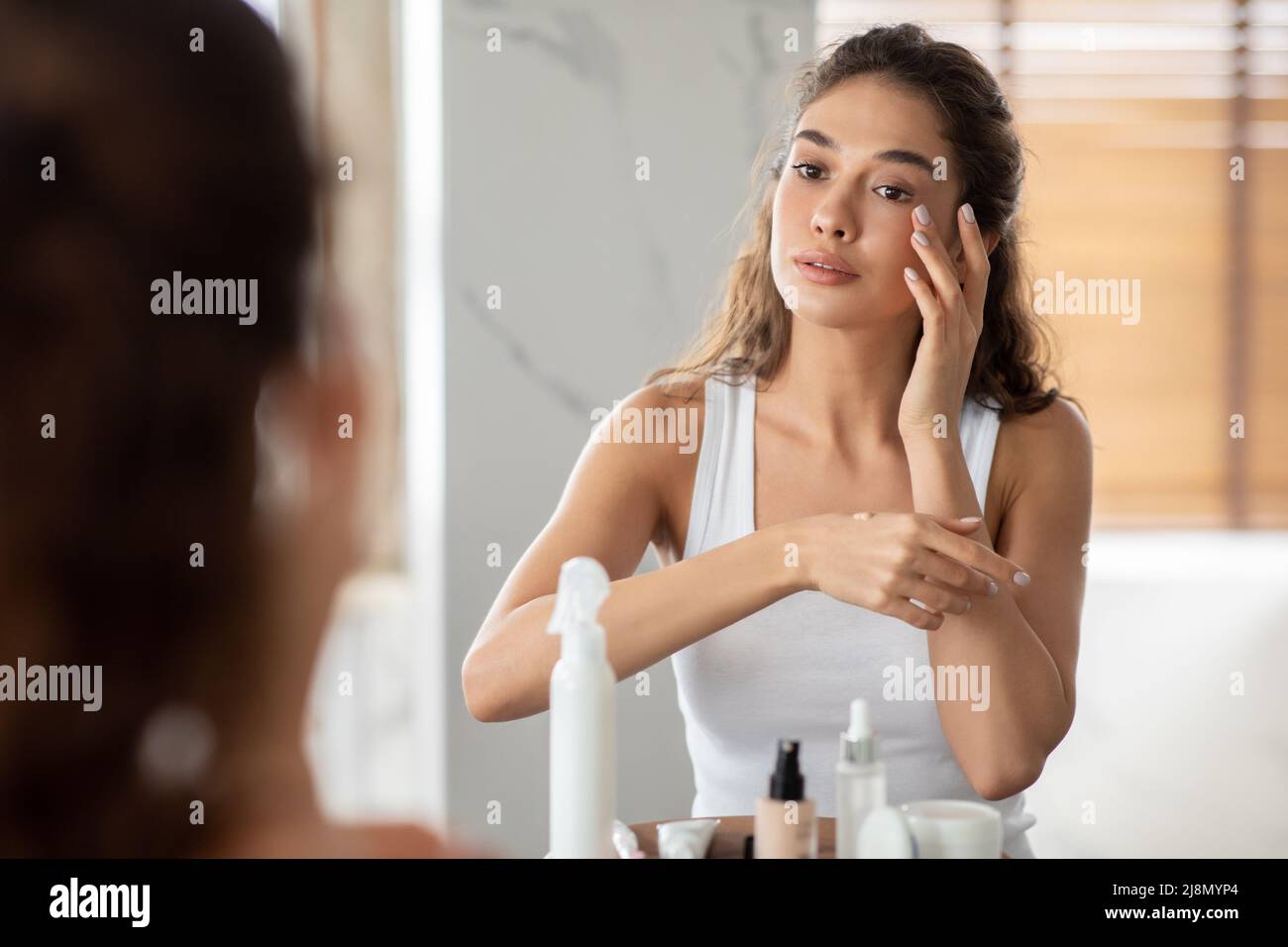 Foundation makeup face hi-res stock photography and images - Alamy