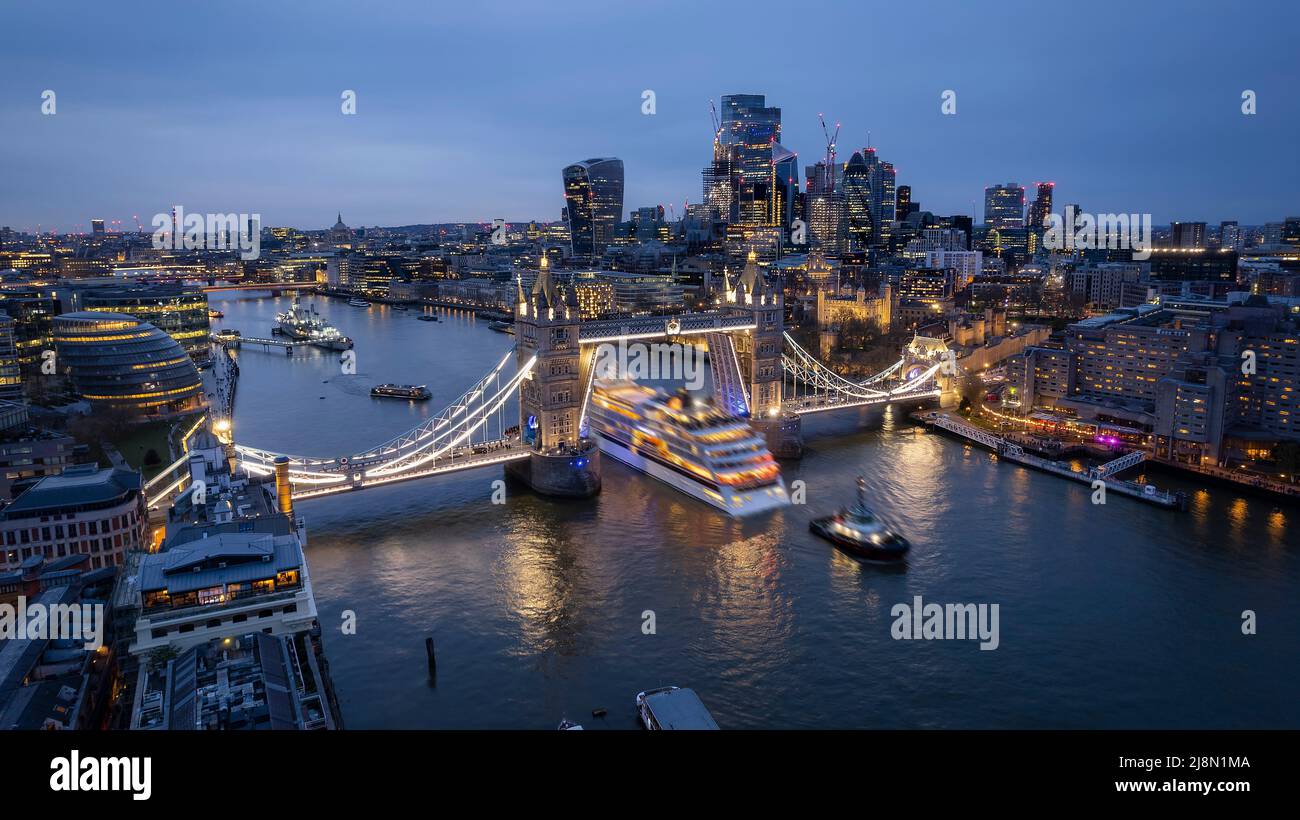 Cruise ship passing under tower bridge hi-res stock photography and ...