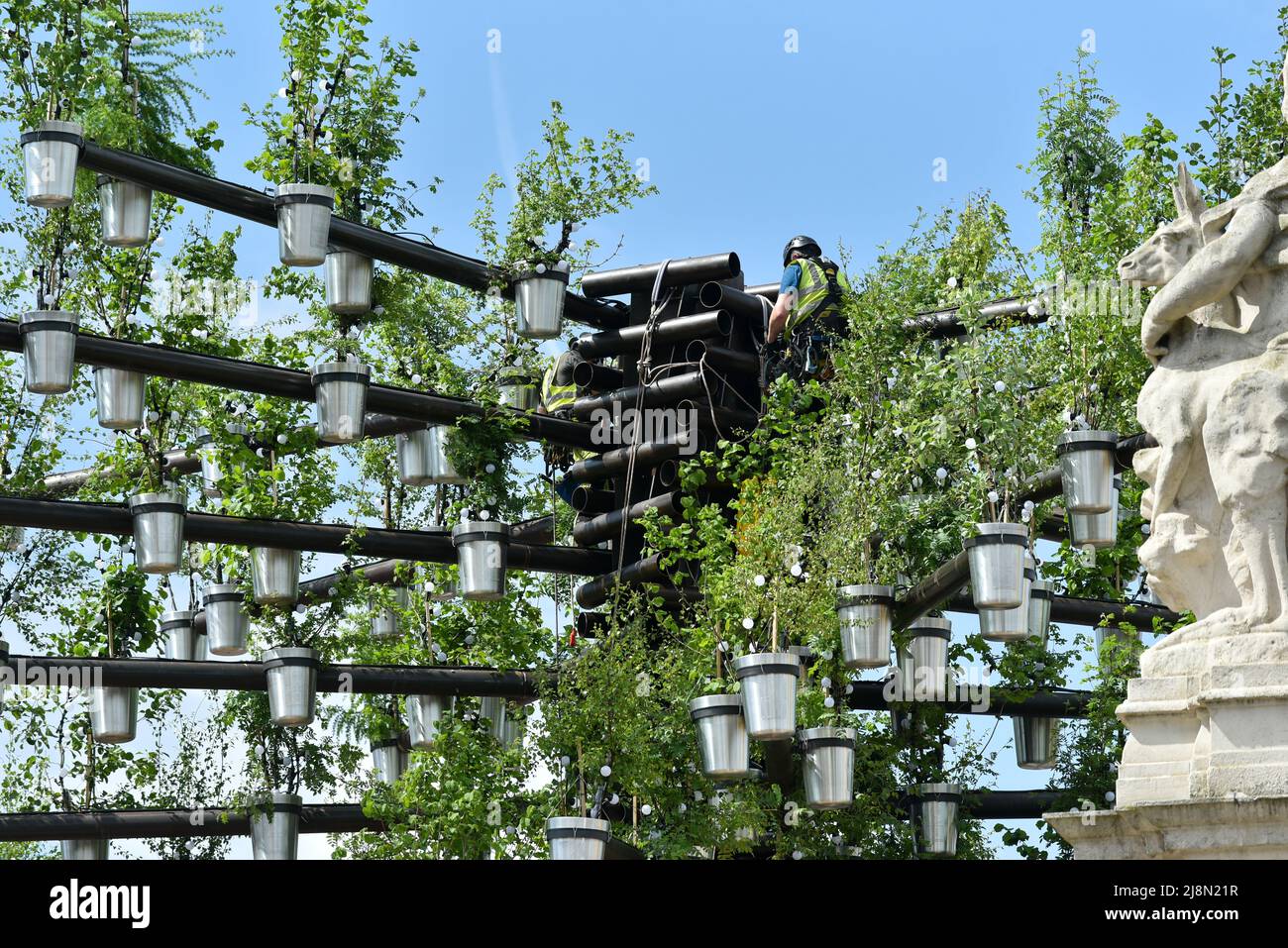 Thomas heatherwick tree of trees hi-res stock photography and images ...