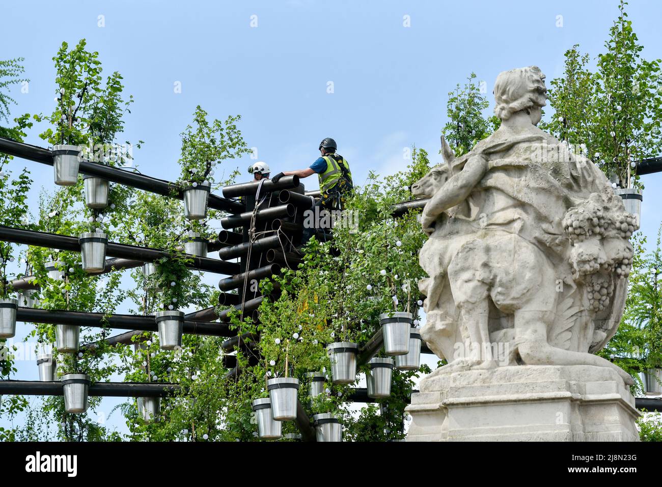 Thomas heatherwick tree of trees hi-res stock photography and images ...