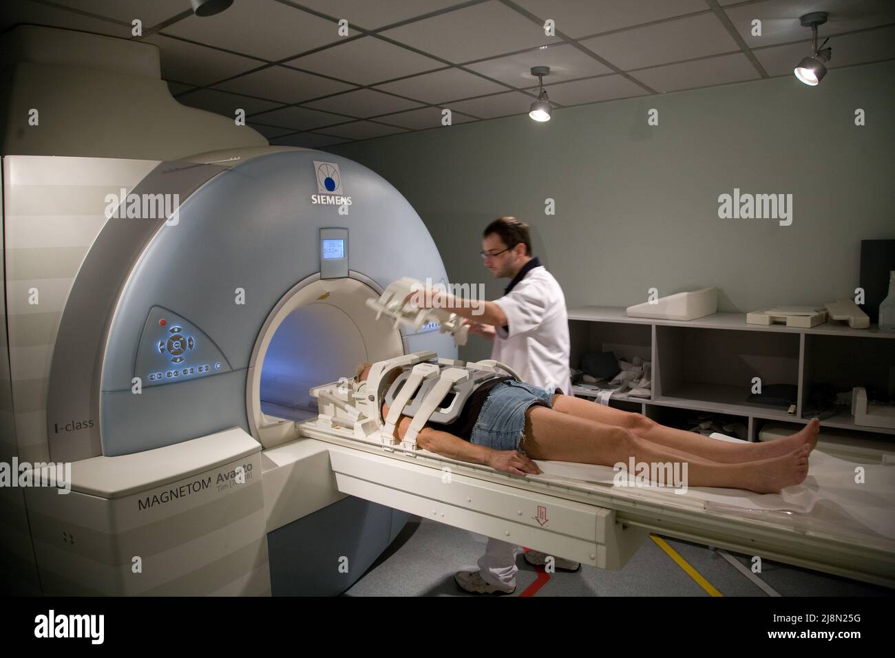 Electromagnetic resonance hi-res stock photography and images - Alamy