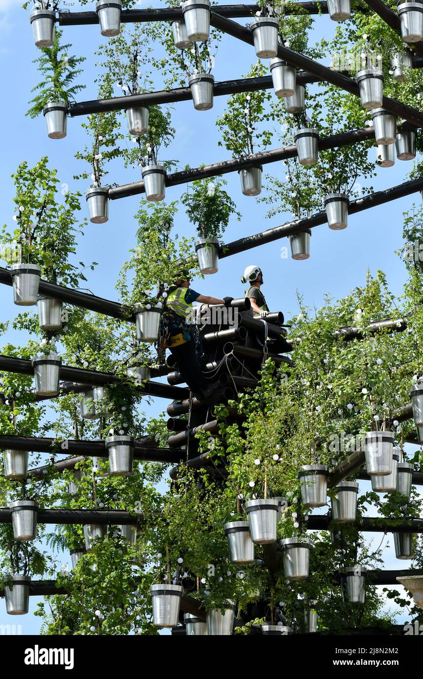 Thomas heatherwick tree of trees hi-res stock photography and images ...