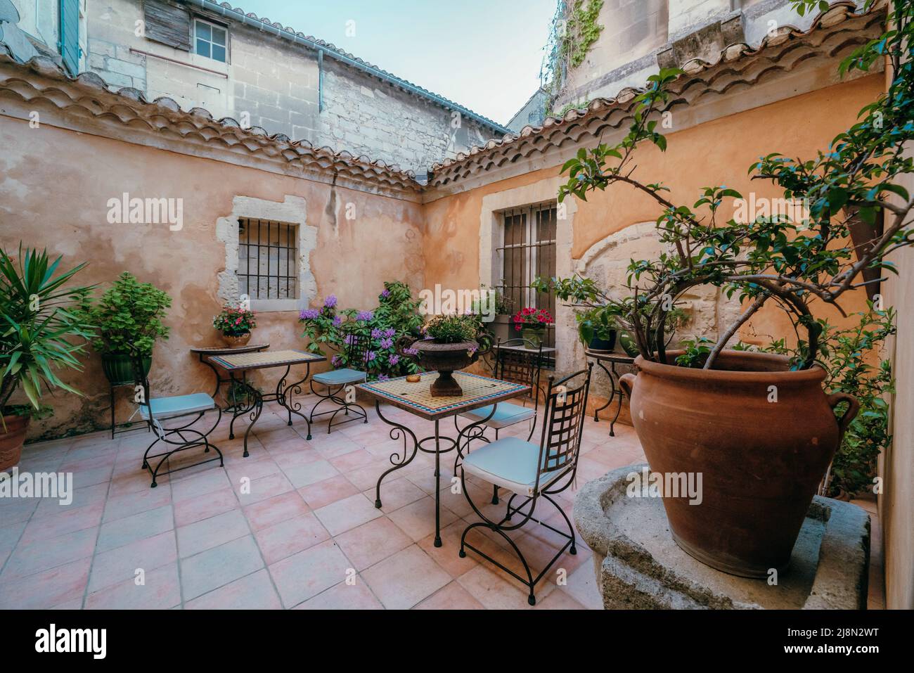 Provence house patio hi-res stock photography and images - Alamy