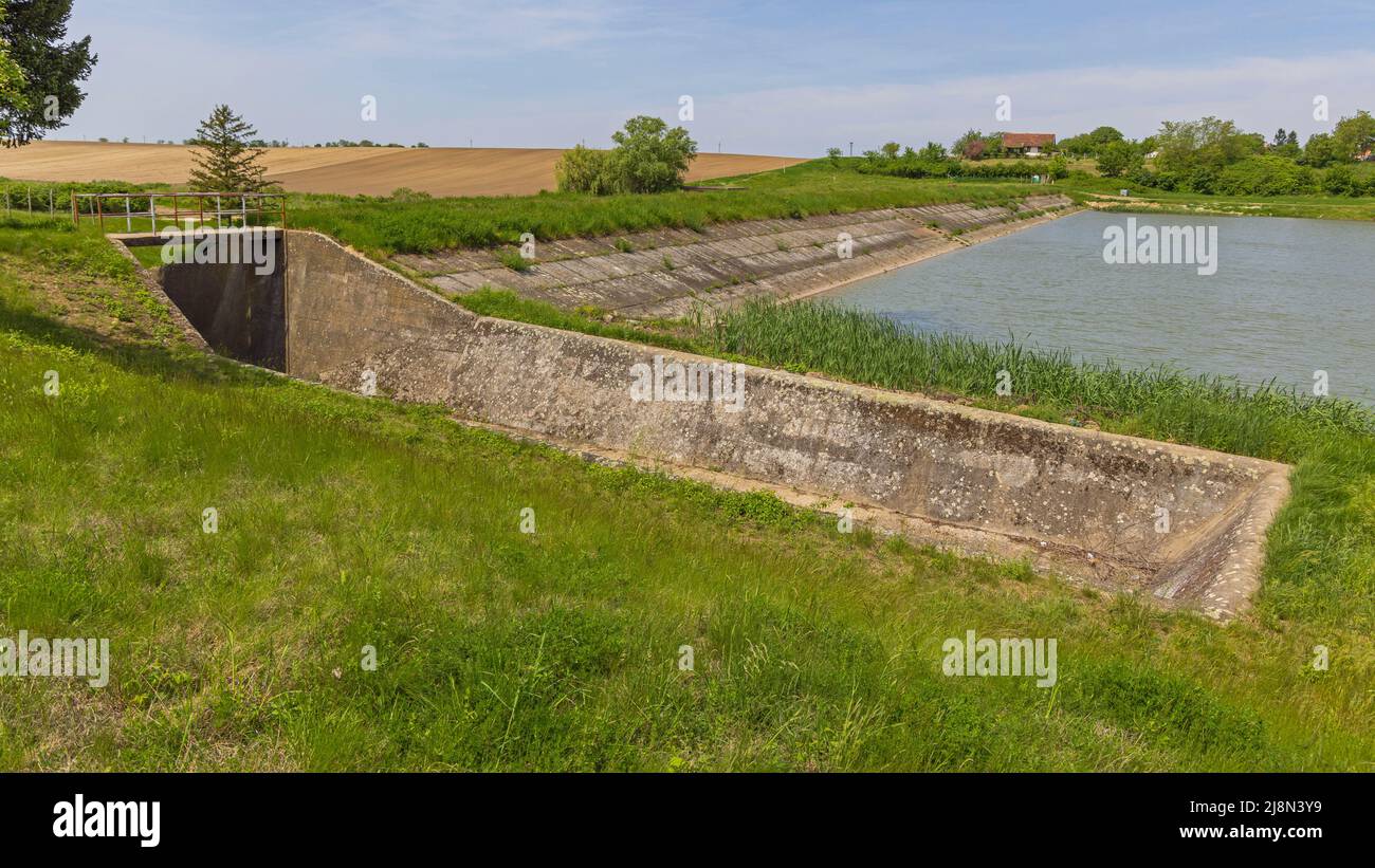 Overflow spillway hi-res stock photography and images - Alamy