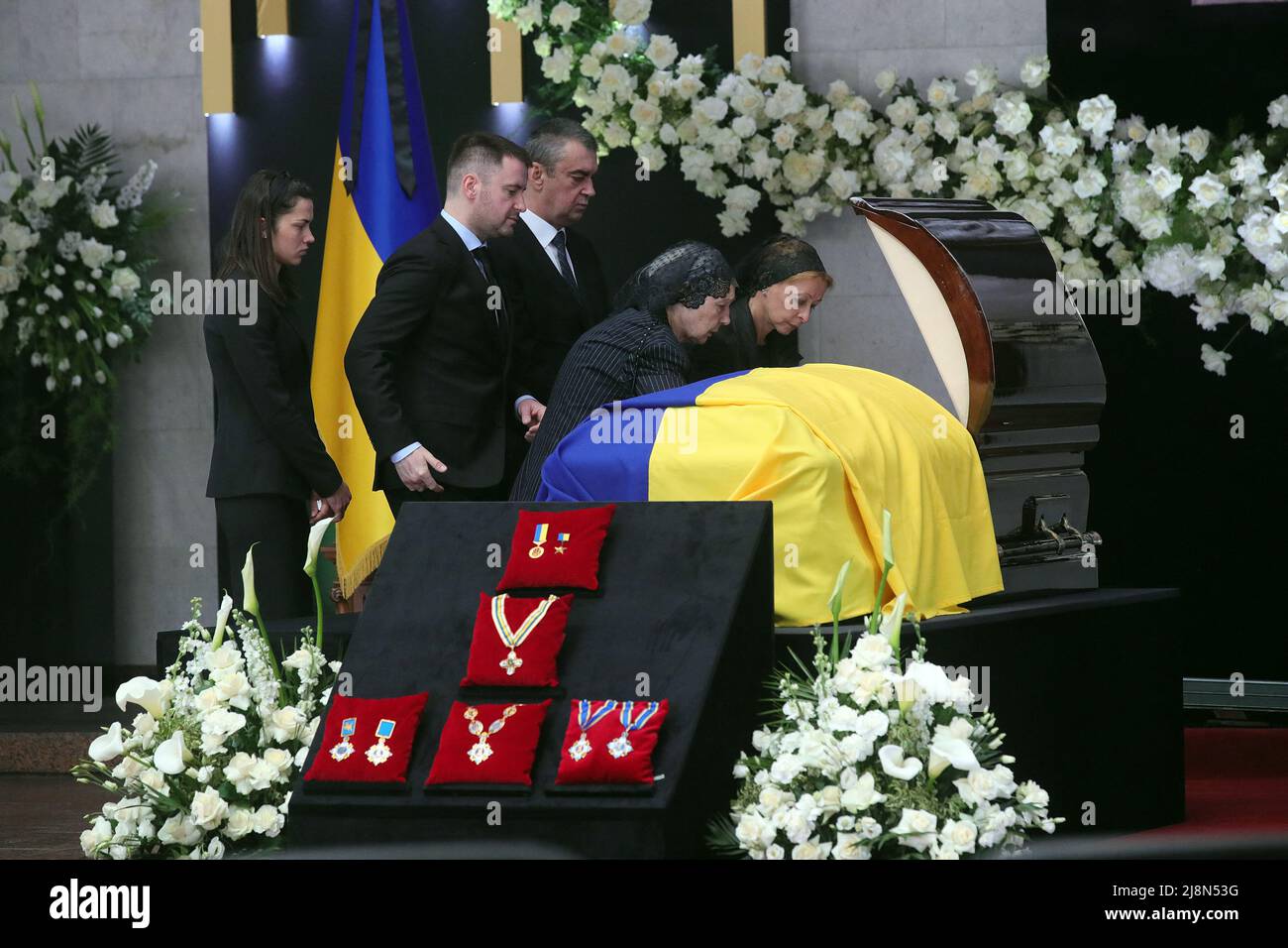 Family members pay their last respects to 1st President of Ukraine ...
