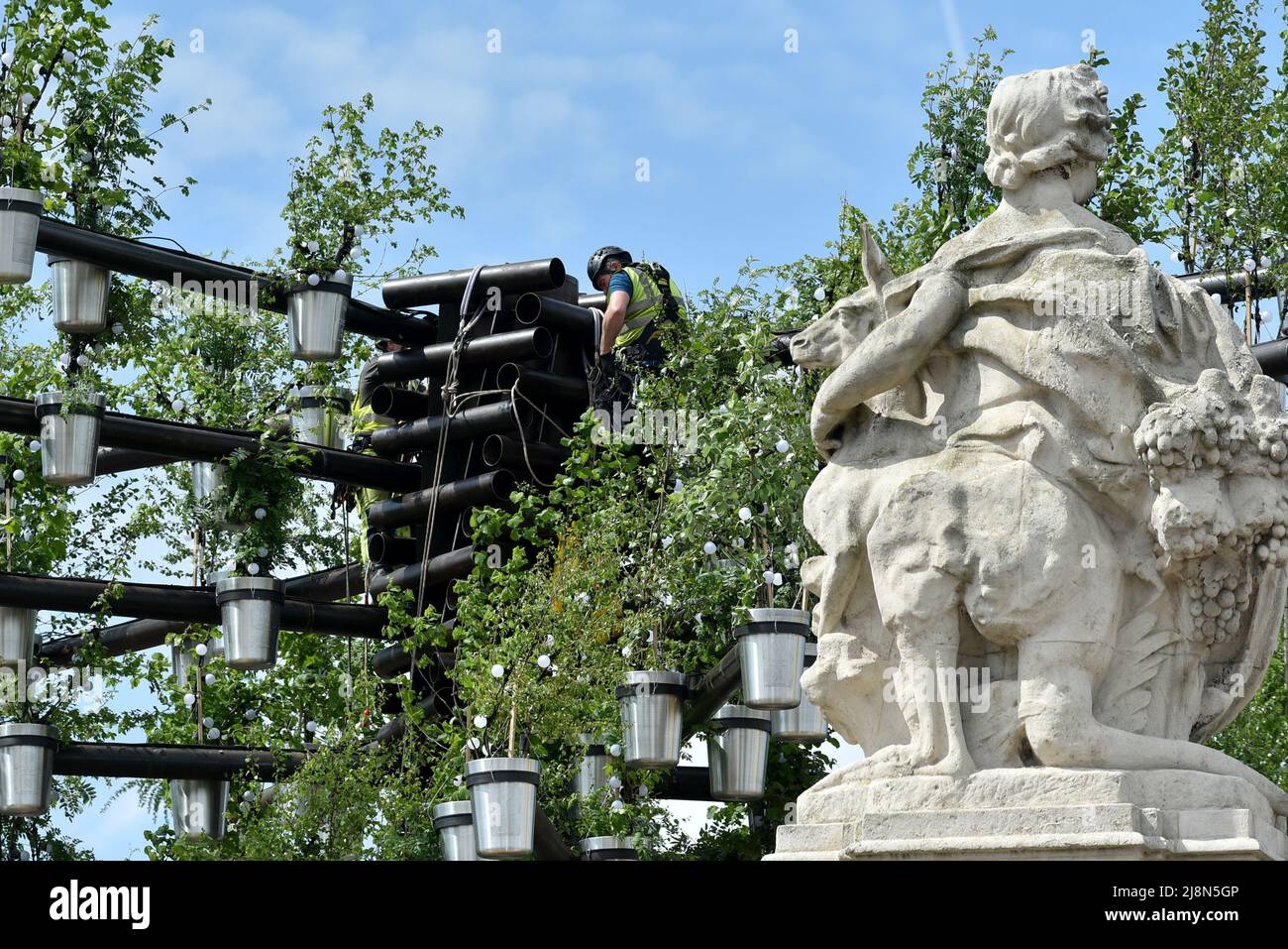 Thomas heatherwick tree of trees hi-res stock photography and images ...