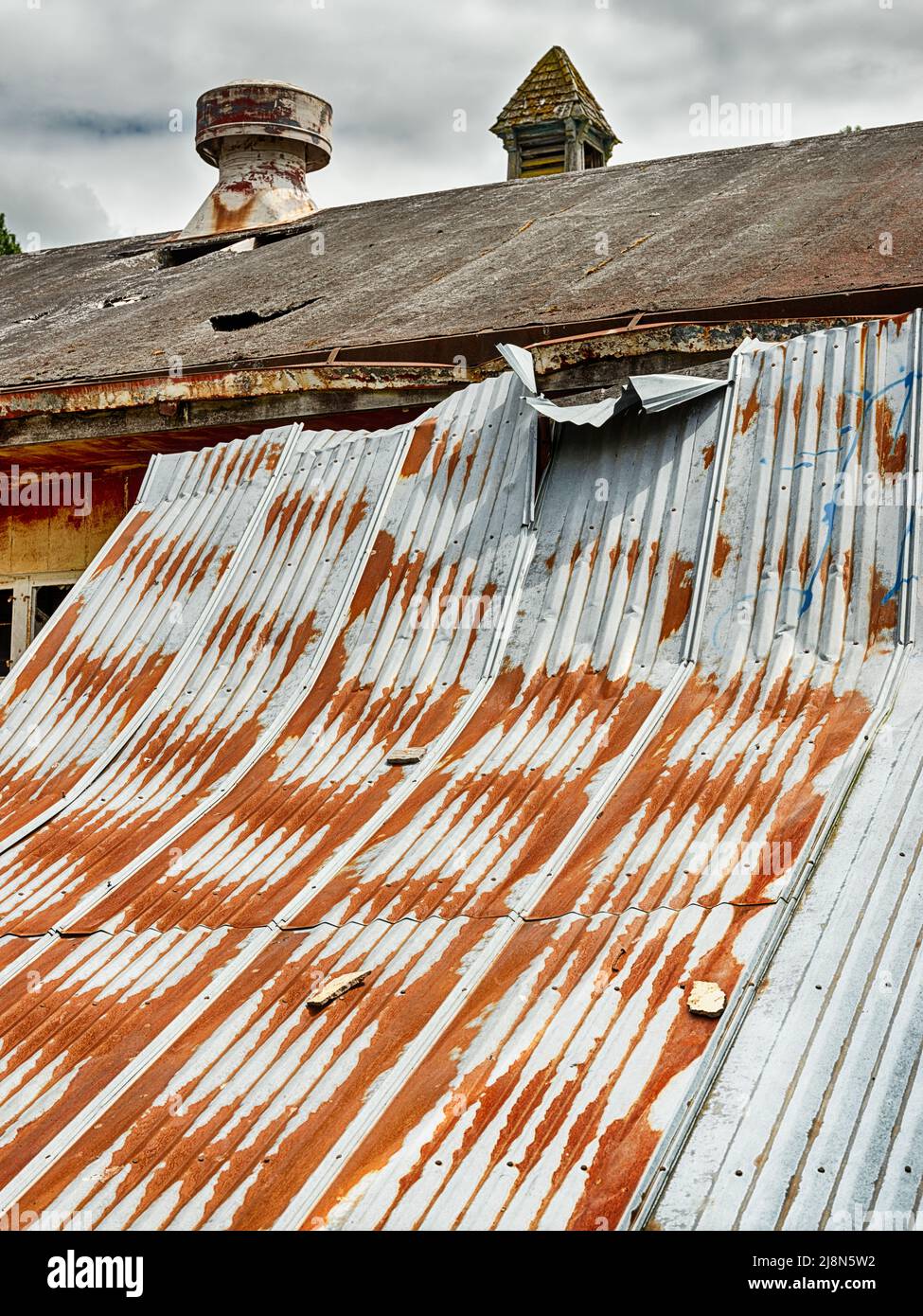 Corrugated tin roof hi-res stock photography and images - Alamy