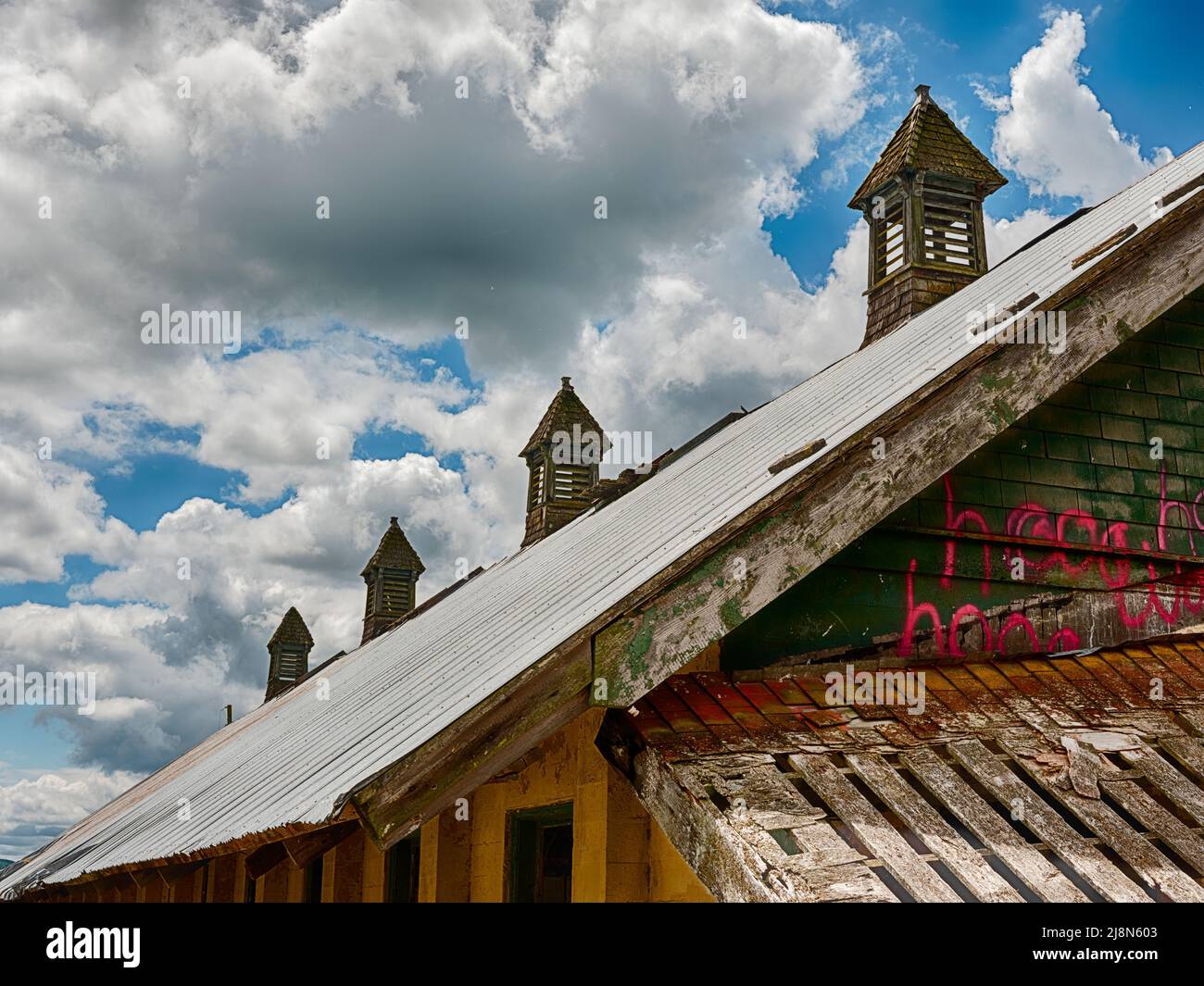 Metal roof barn hi-res stock photography and images - Alamy