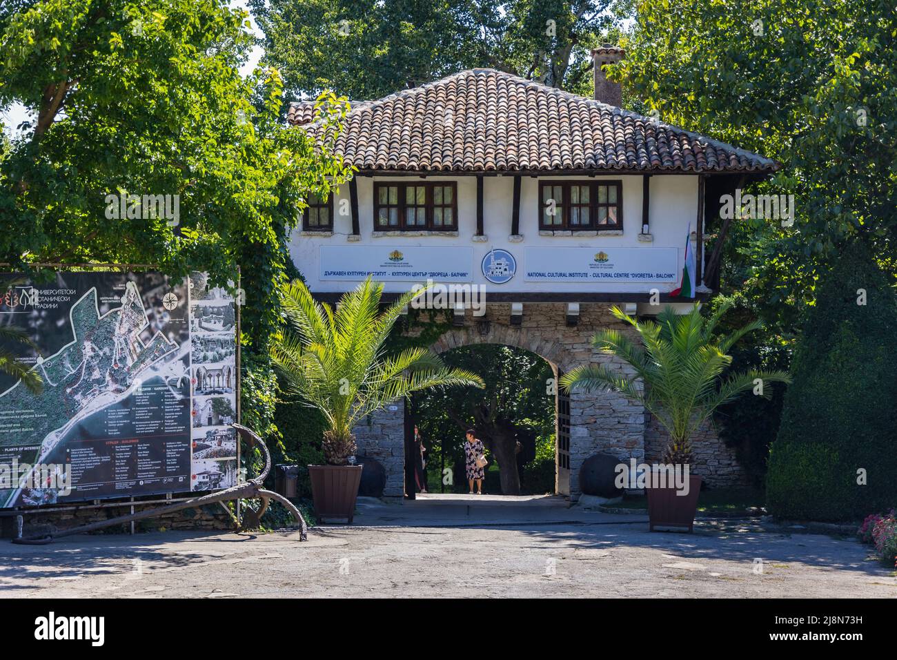 Former military gate in The Palace architectural park and Botanical ...
