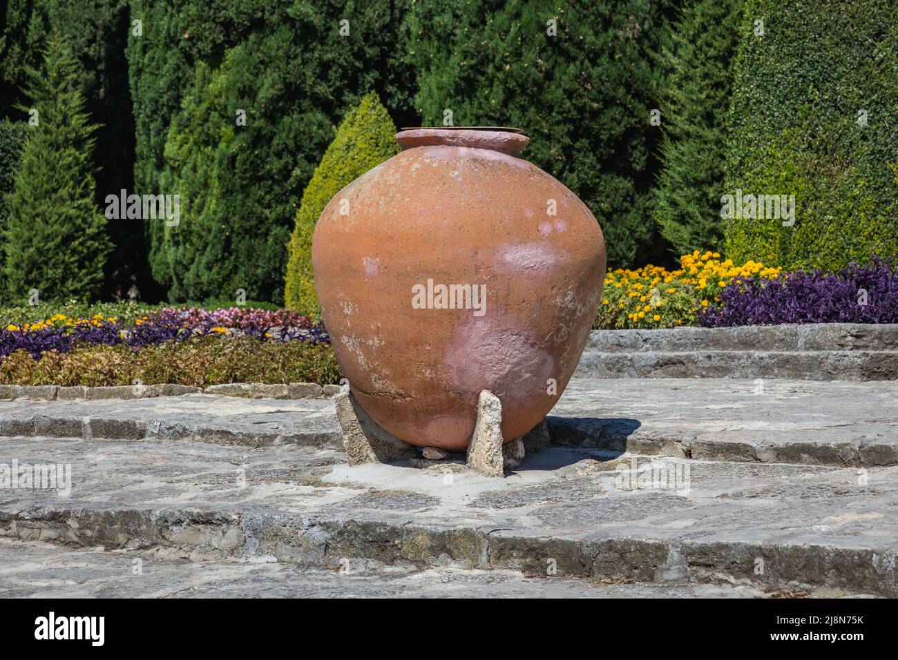 Amphora in The Palace architectural park and Botanical garden complex ...