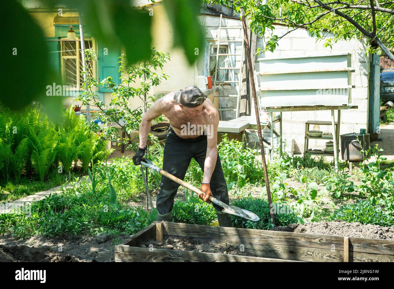 Garden soil plank hi-res stock photography and images - Alamy