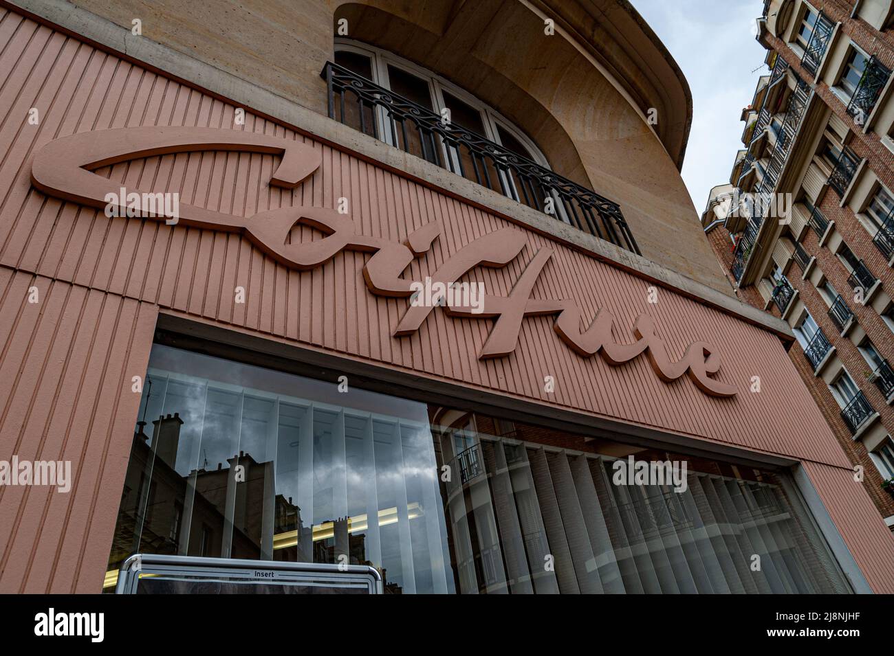 Storefront paris hi-res stock photography and images - Alamy