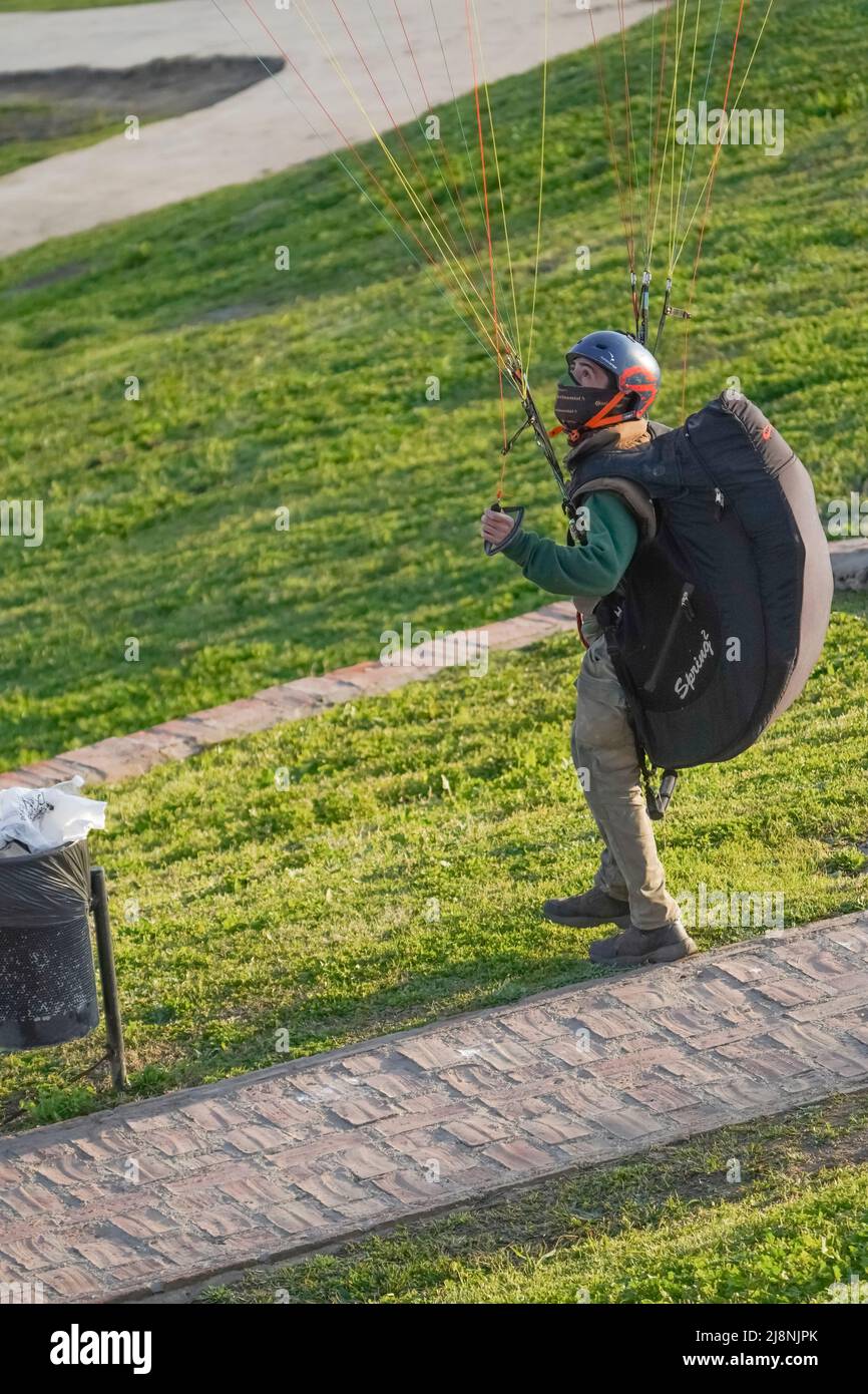 Paragliding practise hi-res stock photography and images - Alamy