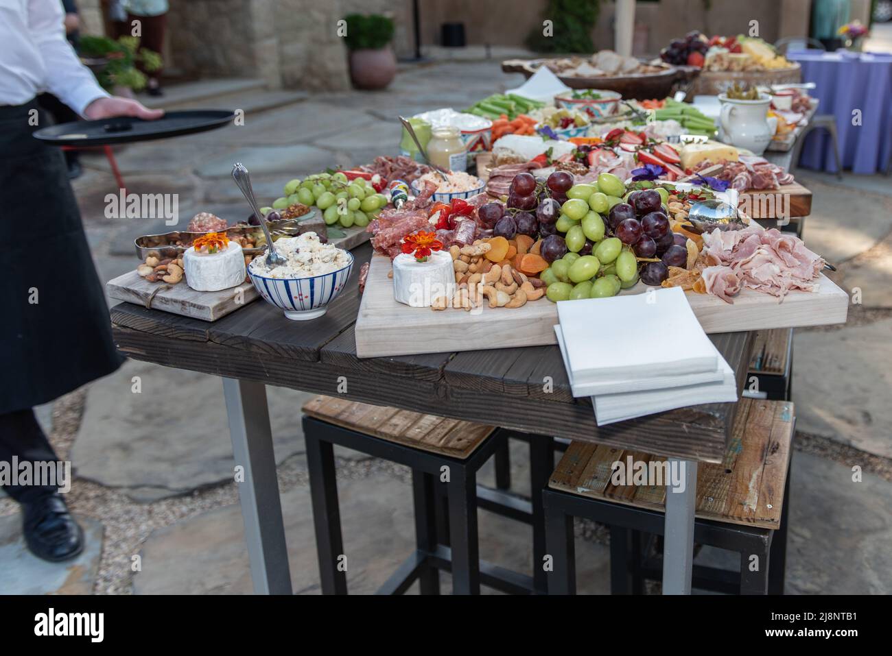 Long banquet table hi-res stock photography and images - Alamy