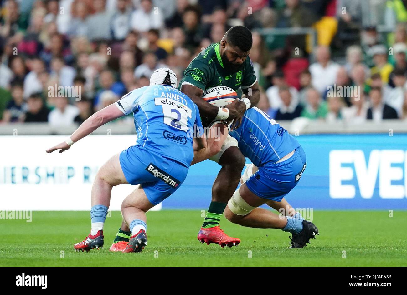 Worcester Warriors Niall Annett tackles London Irish's Matt Rogerson ...