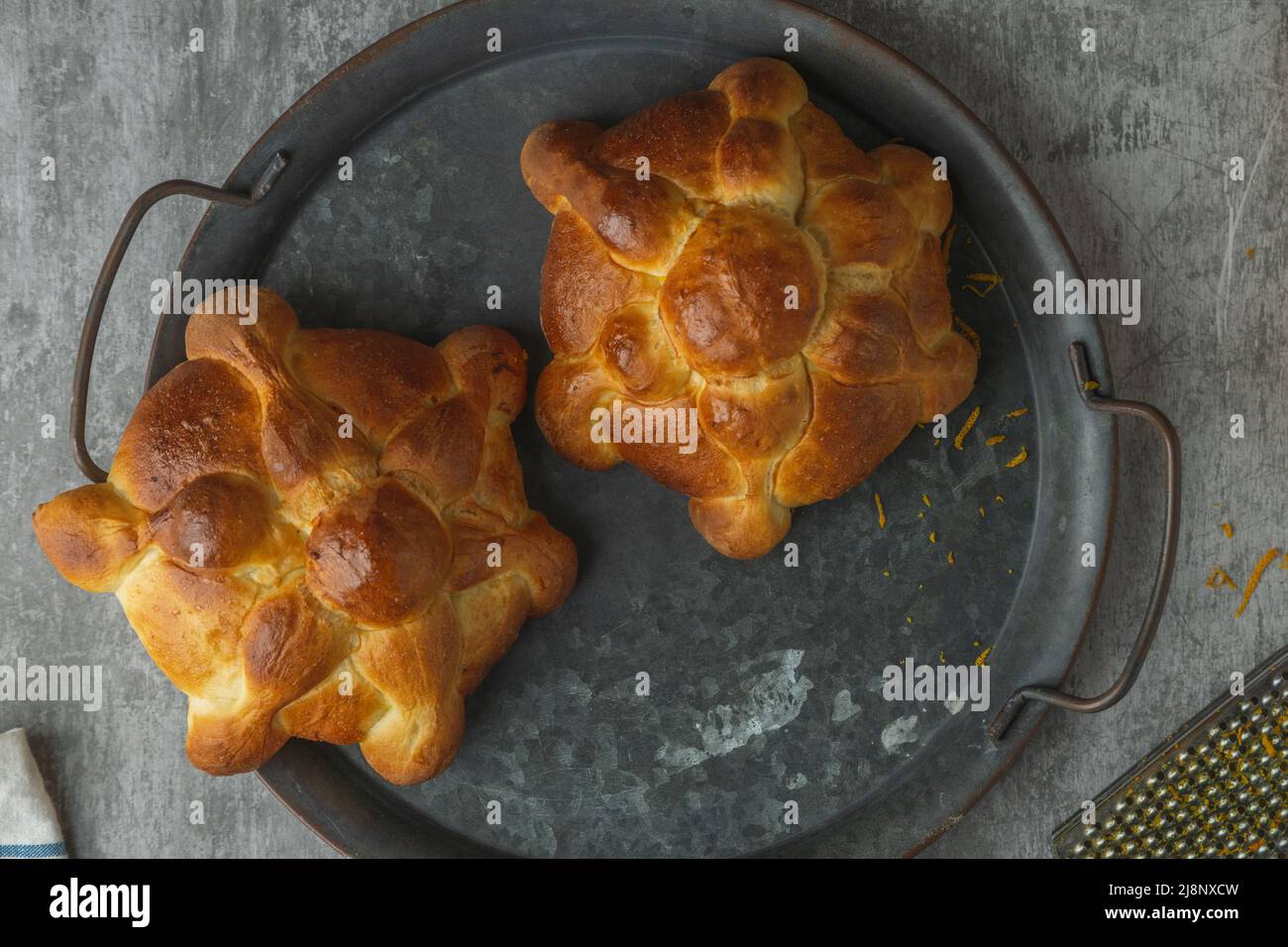Mexican pan de muertos for day of the dead. Top view Stock Photo - Alamy