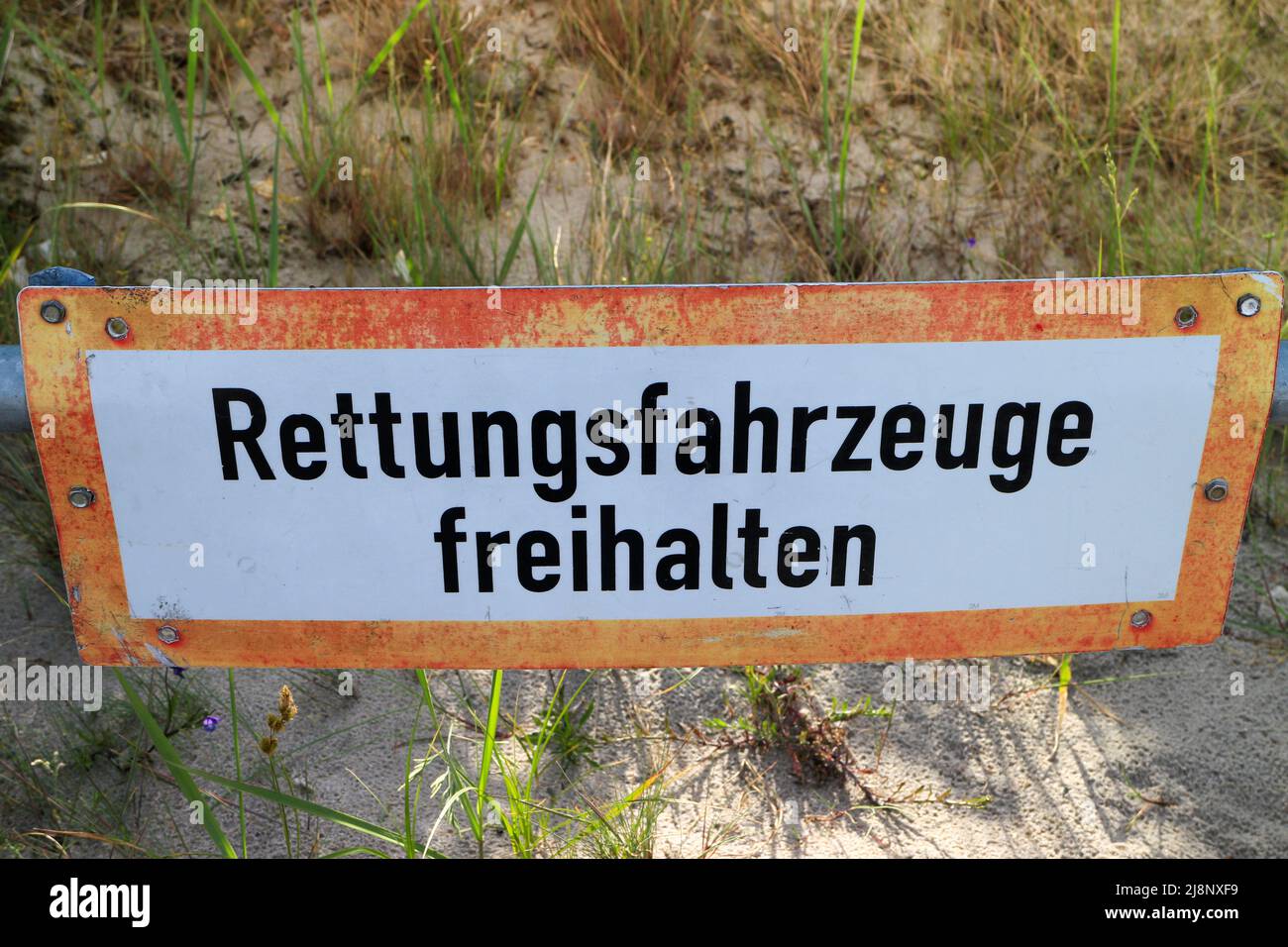 Sign with the writing "Rettungsfahrzeuge freihalten" in German language ...