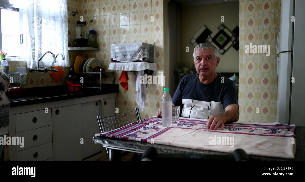 Senior alone kitchen hi-res stock photography and images - Alamy