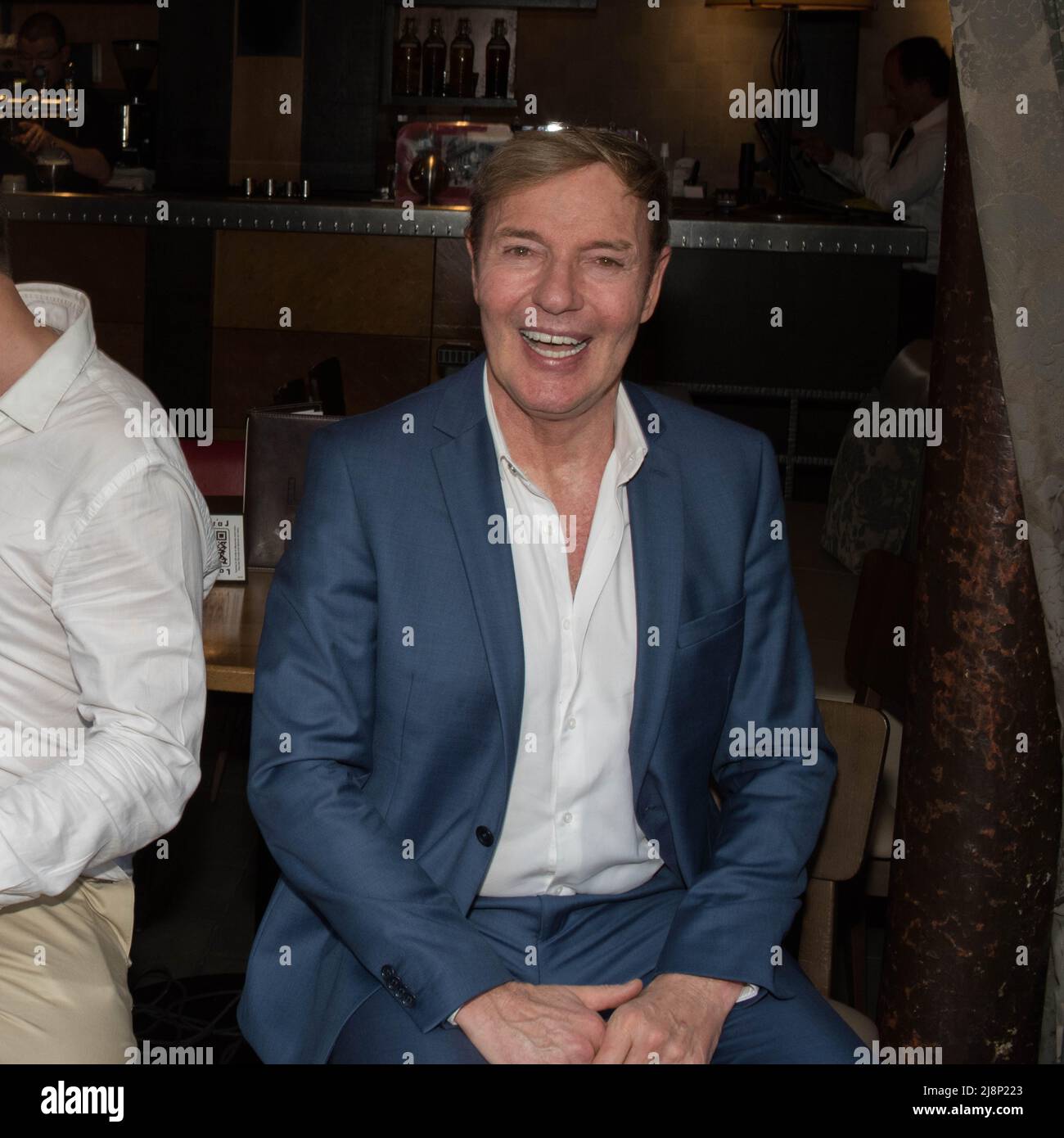 A la rencontre de Tony Gomez au Café Latéral à Paris 75017 France Stock ...