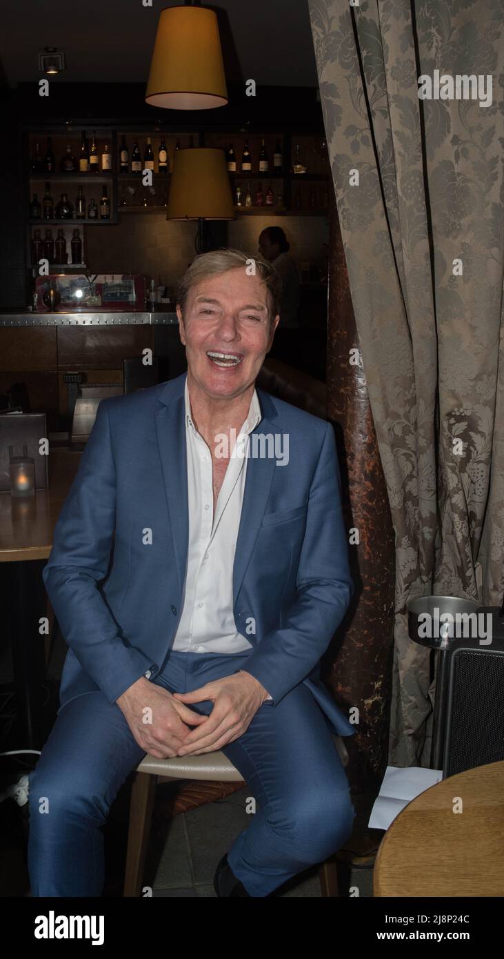 A la rencontre de Tony Gomez au Café Latéral à Paris 75017 France Stock ...