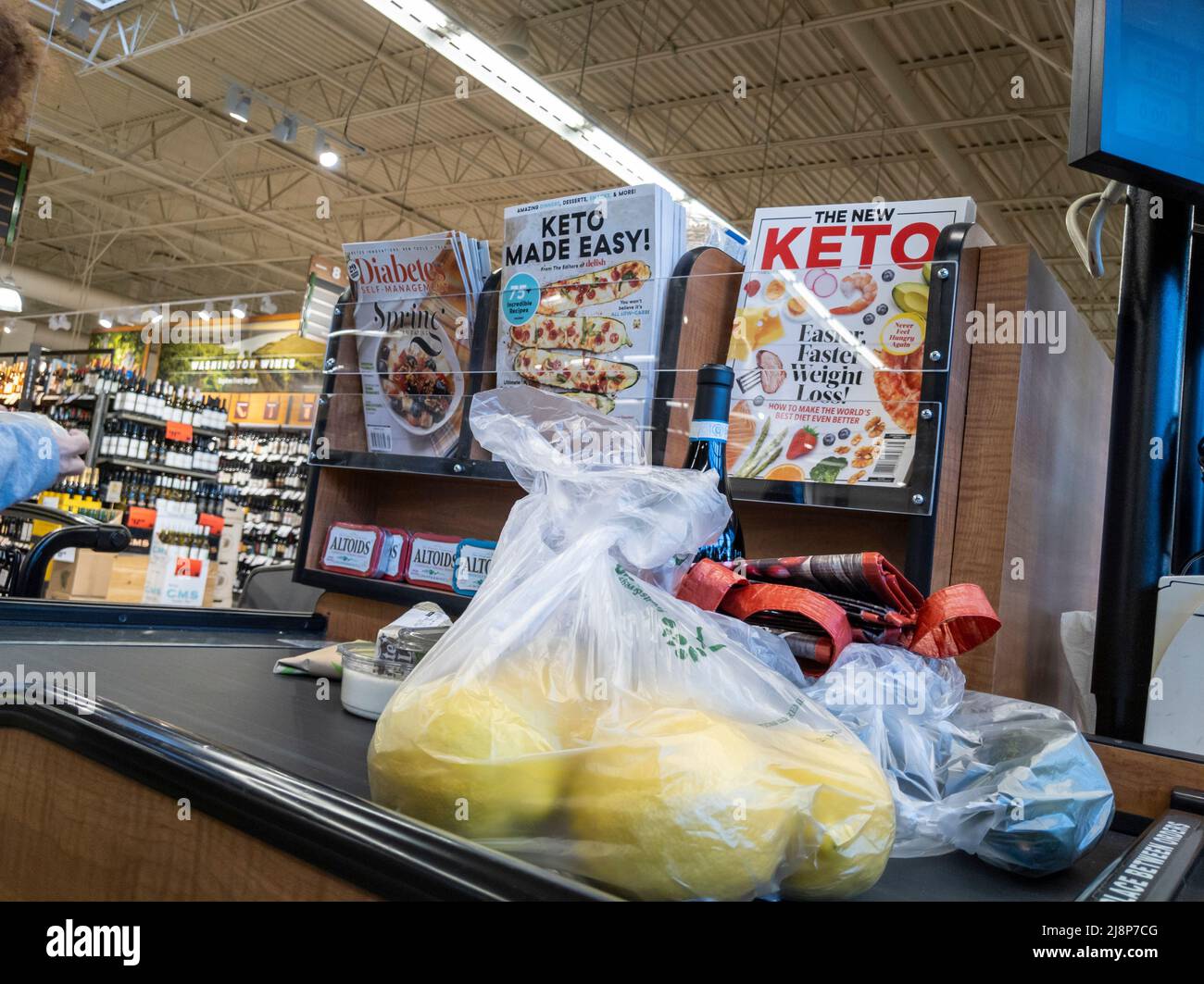 Convenience store interior counter hi-res stock photography and images ...