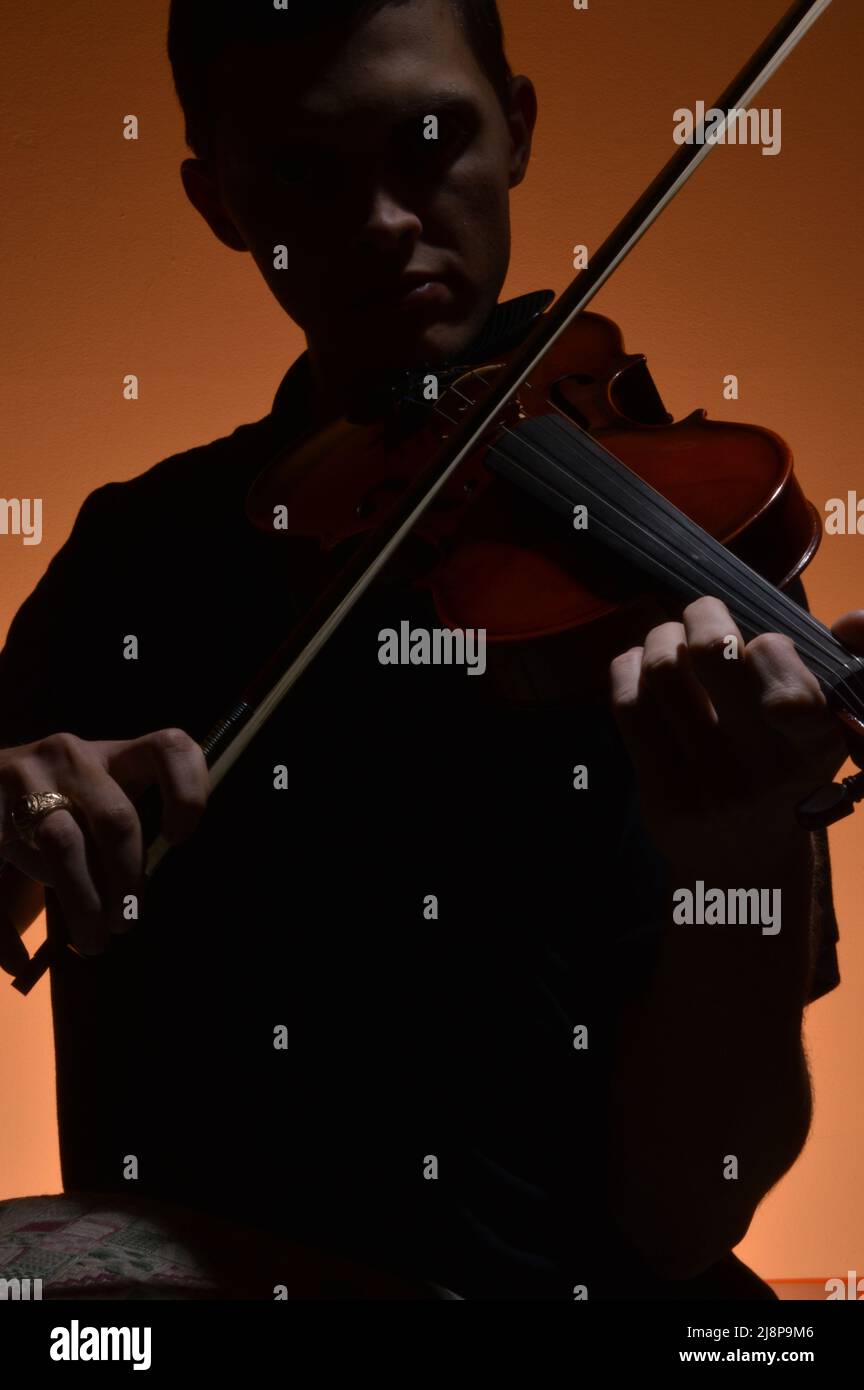 Violin soloist playing his violin Stock Photo - Alamy