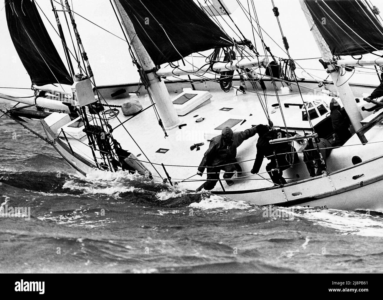 AJAXNETPHOTO. 16TH SEPTEMBER, 1977. SOLENT, ENGLAND. - OLD GAFFERS RACE ...