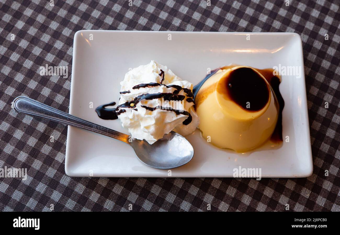 Flan con nata hi-res stock photography and images - Alamy