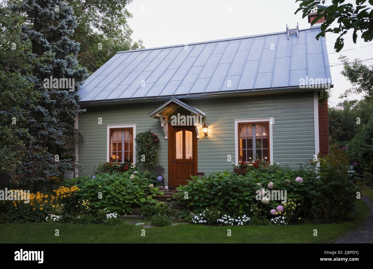 Olive green door hi-res stock photography and images - Alamy