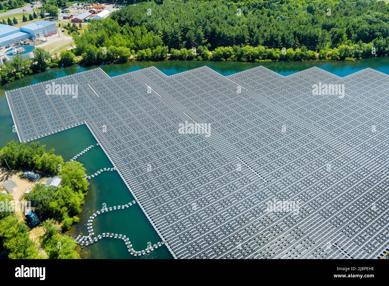 Floating solar panels on the water in pond Stock Photo - Alamy