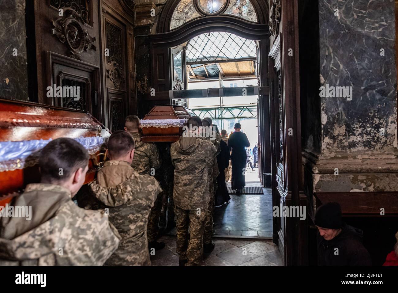 Soldiers carry the coffins of two dead soldiers killed by the Russian ...