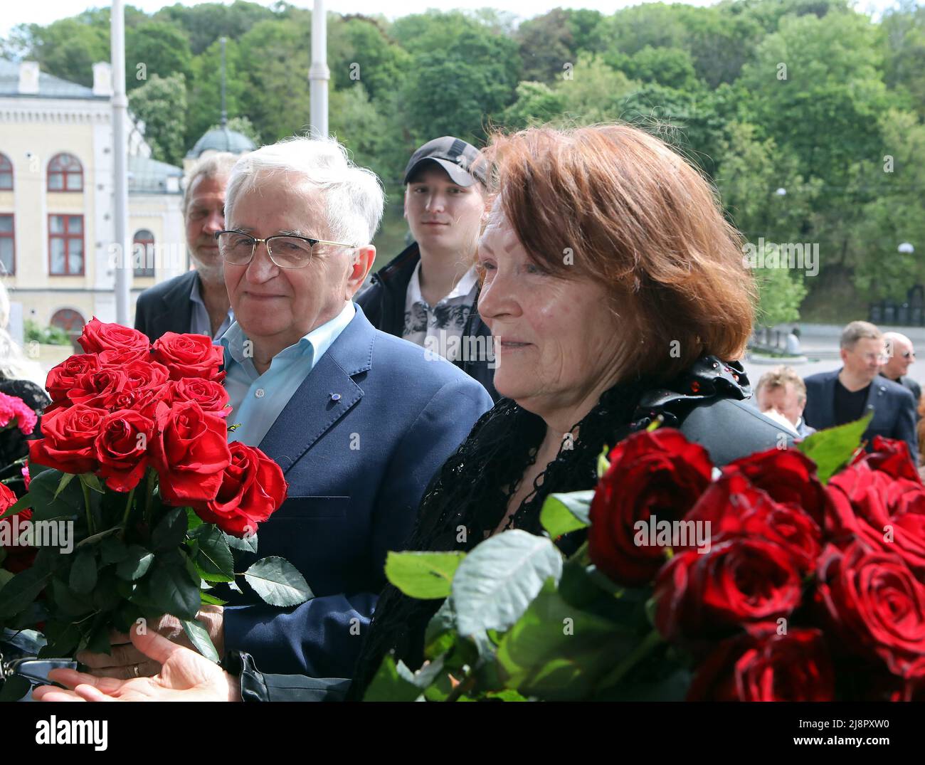 People attend the lying-in-state ceremony of 1st President of Ukraine ...