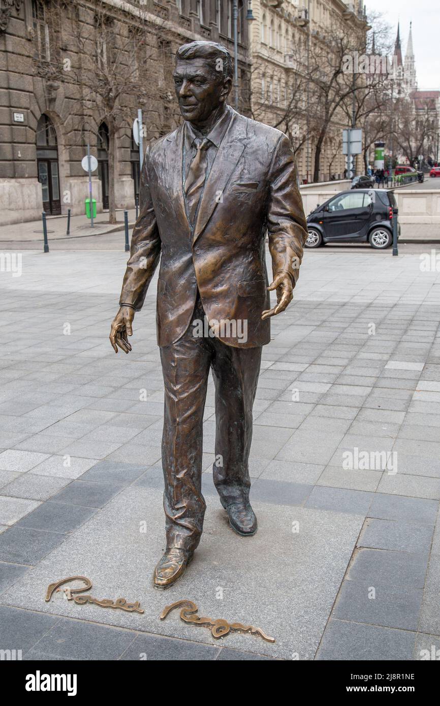 Ronald reagan bronze sculpture hi-res stock photography and images - Alamy