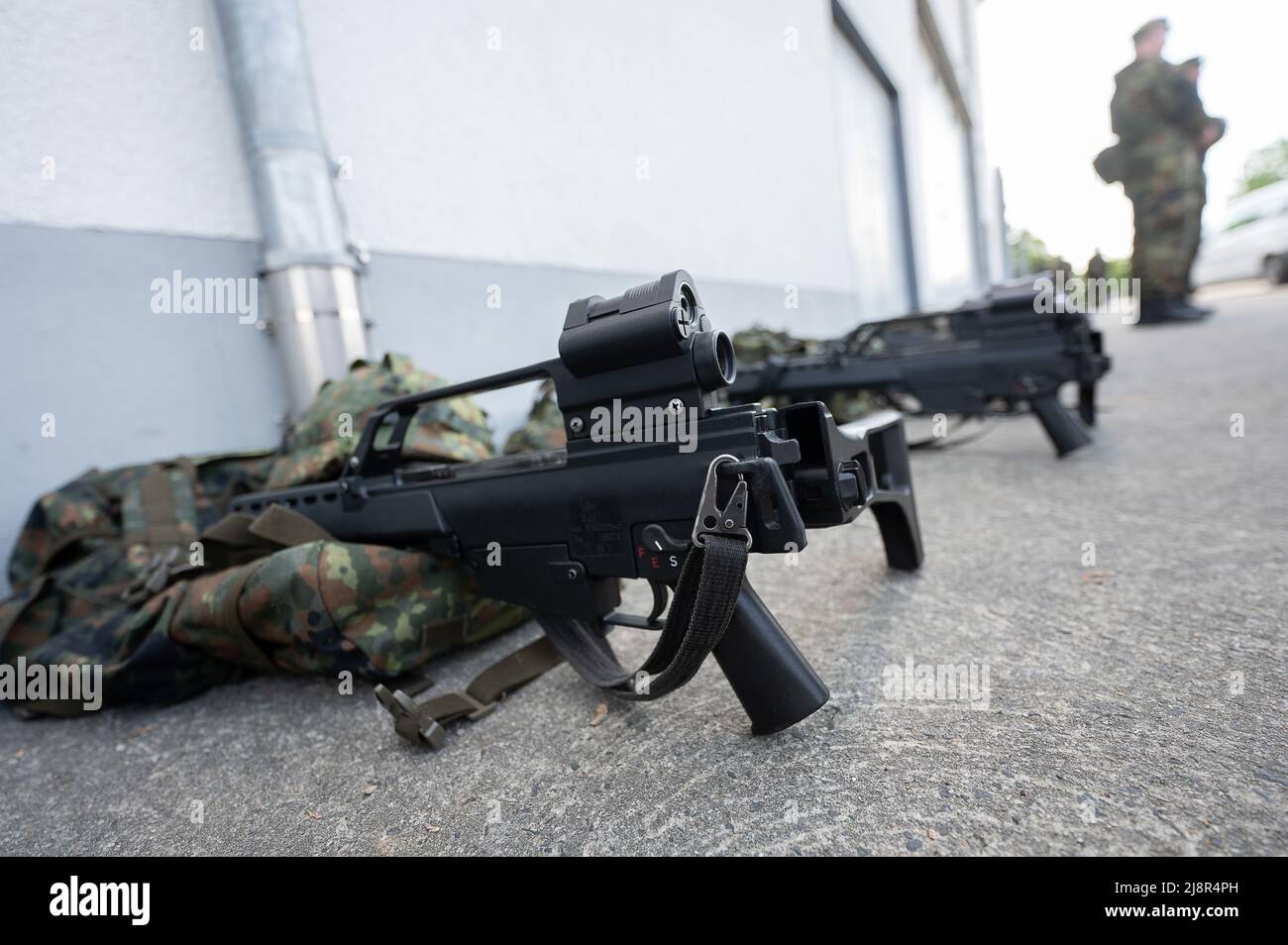 Hammelburg, Germany. 11th May, 2022. A G36 assault rifle lies in front ...