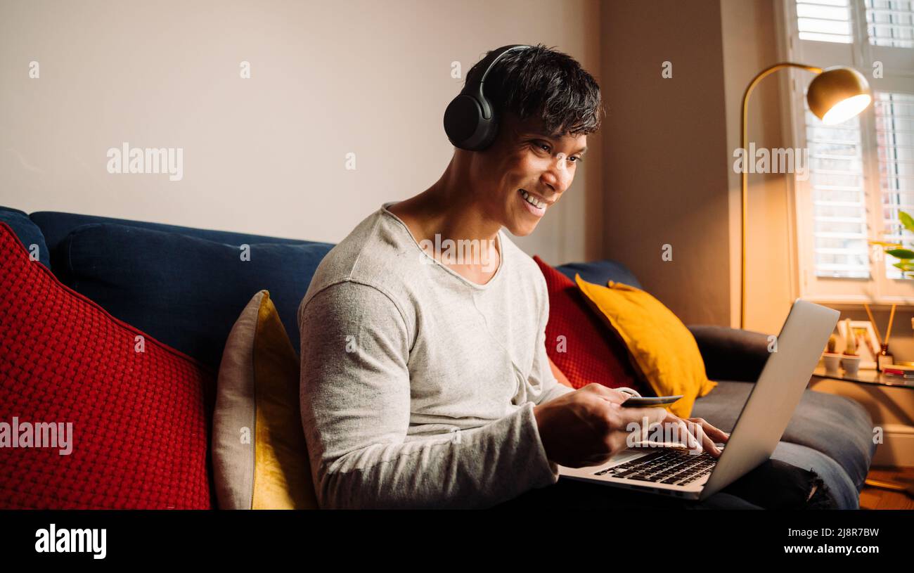 Man making money virtual hi-res stock photography and images - Alamy