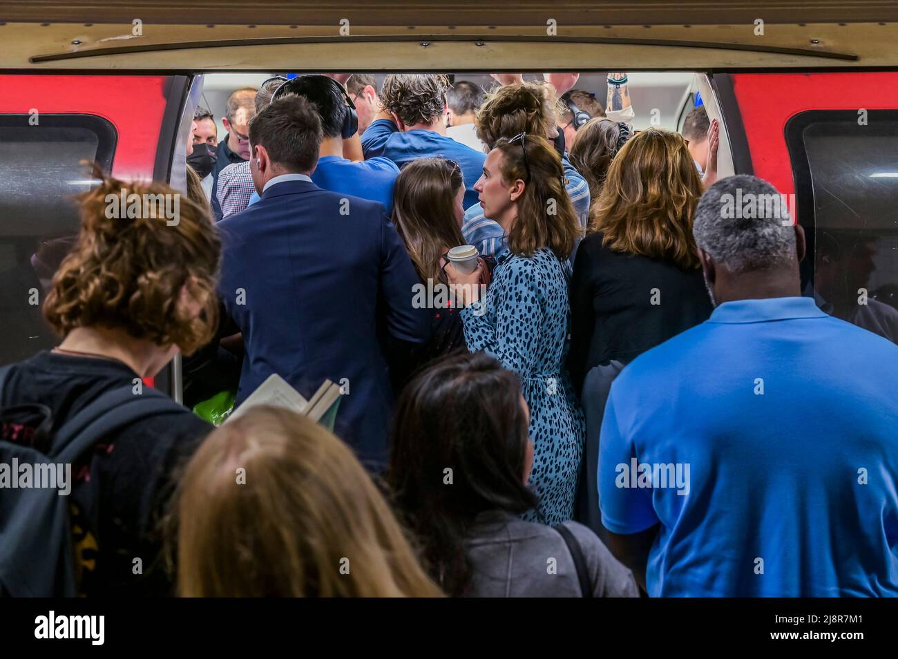 London, UK. 18th May, 2022. Overcrowded Northern Line on the ...