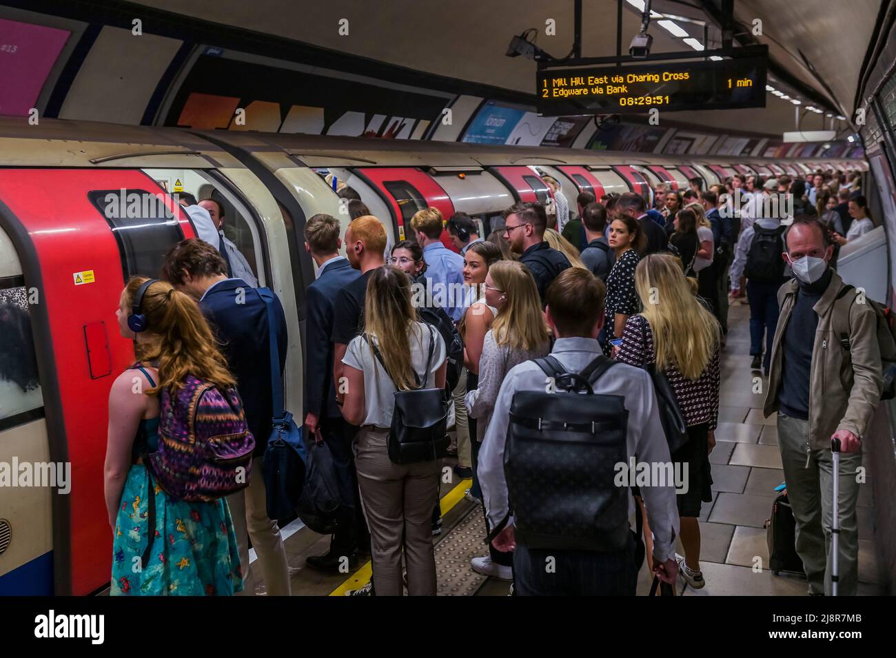 London, UK. 18th May, 2022. Overcrowded Northern Line on the ...