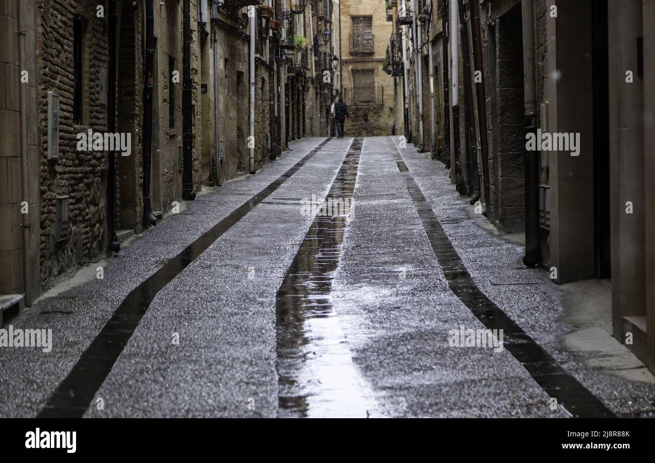 Wet cobblestone street road hi-res stock photography and images - Alamy