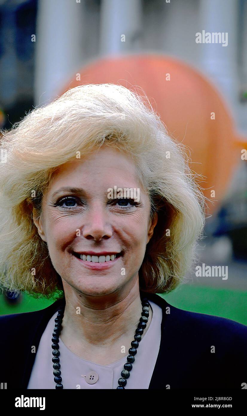WASHINGTON DC - OCTOBER 31, 1989 Lesley Stahl poses on the South Lawn ...