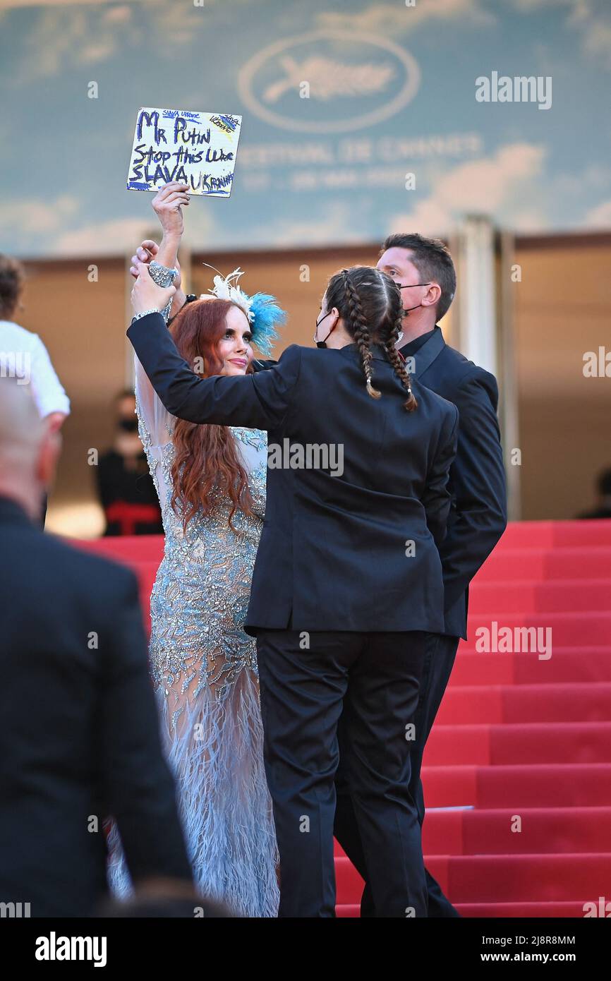 Cannes, France. 17th May, 2022. US actress Phoebe Price holds up a sign ...