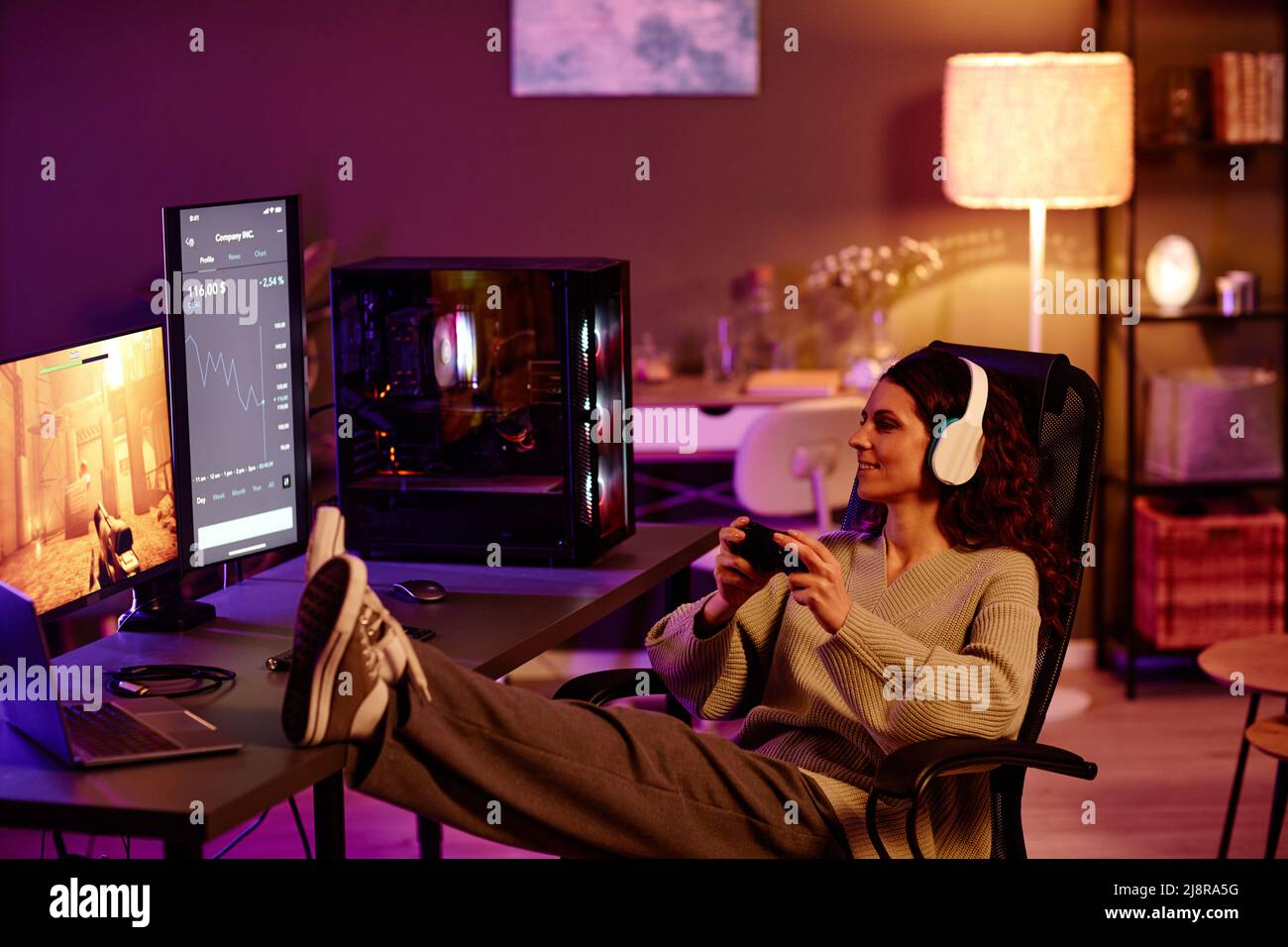 Feet on desk hi-res stock photography and images - Alamy