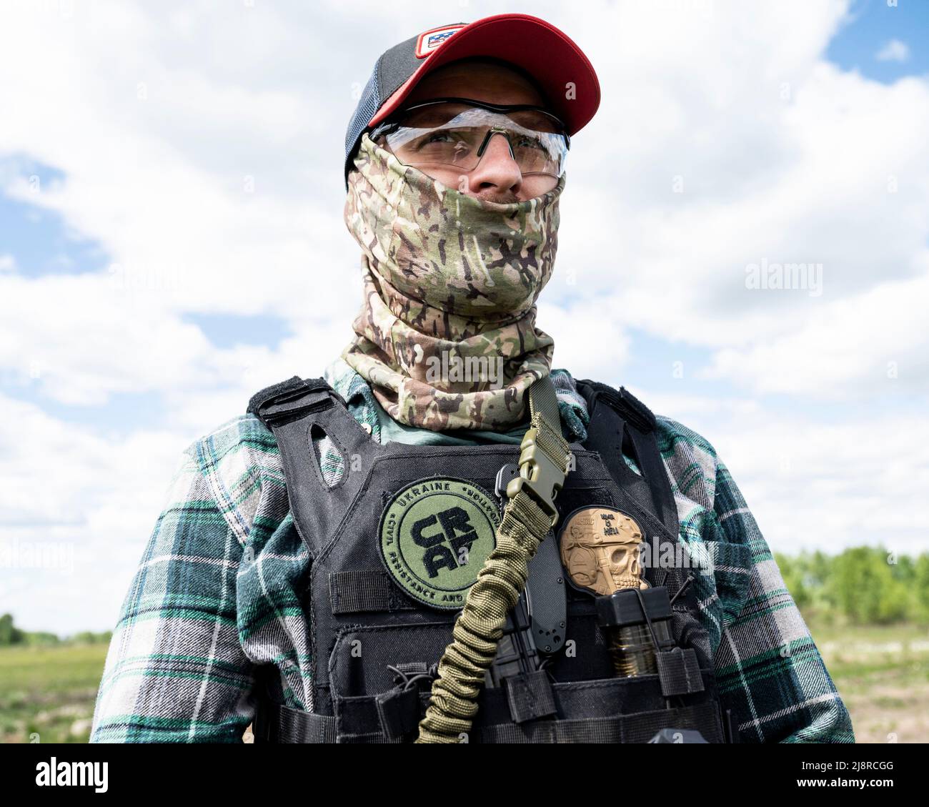 Kyiv, Kyiv Oblast, USA. 17th May, 2022. Civilian volunteers training to ...