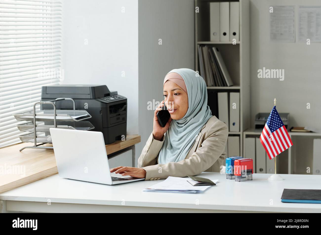 Us visa officer hi-res stock photography and images - Alamy