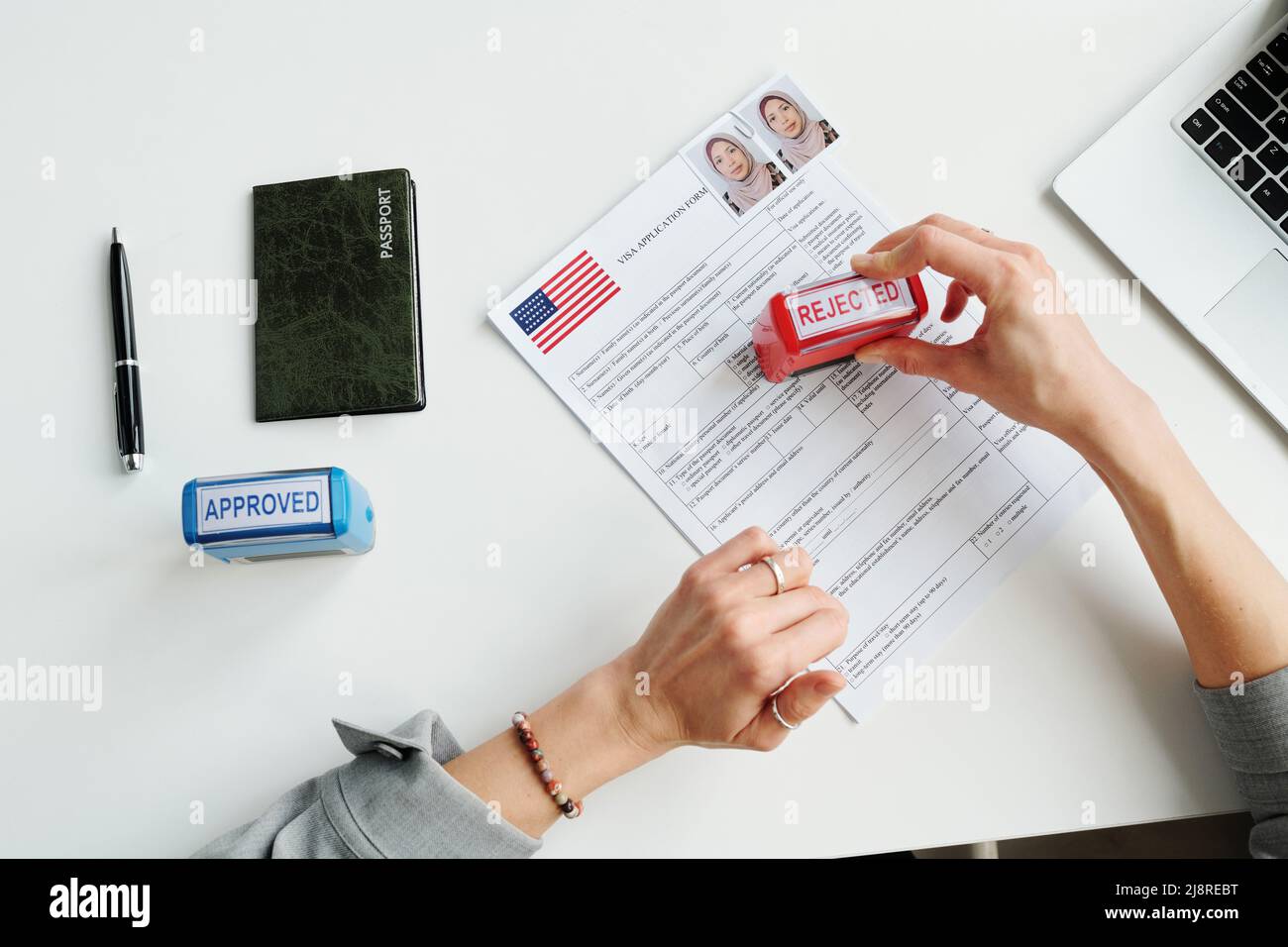Us visa officer hi-res stock photography and images - Alamy
