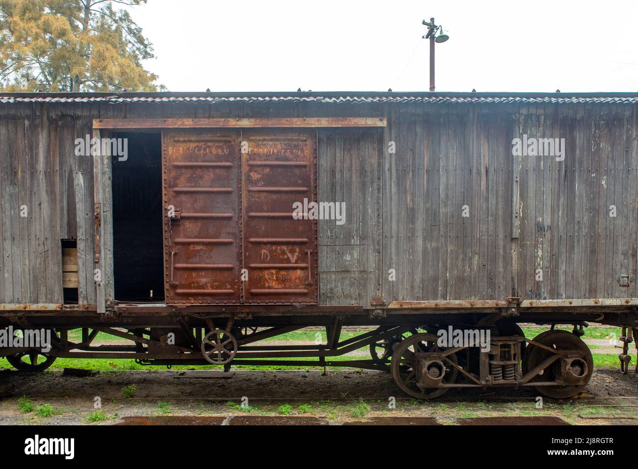 Vintage abandoned empty railroad hi-res stock photography and images - Alamy