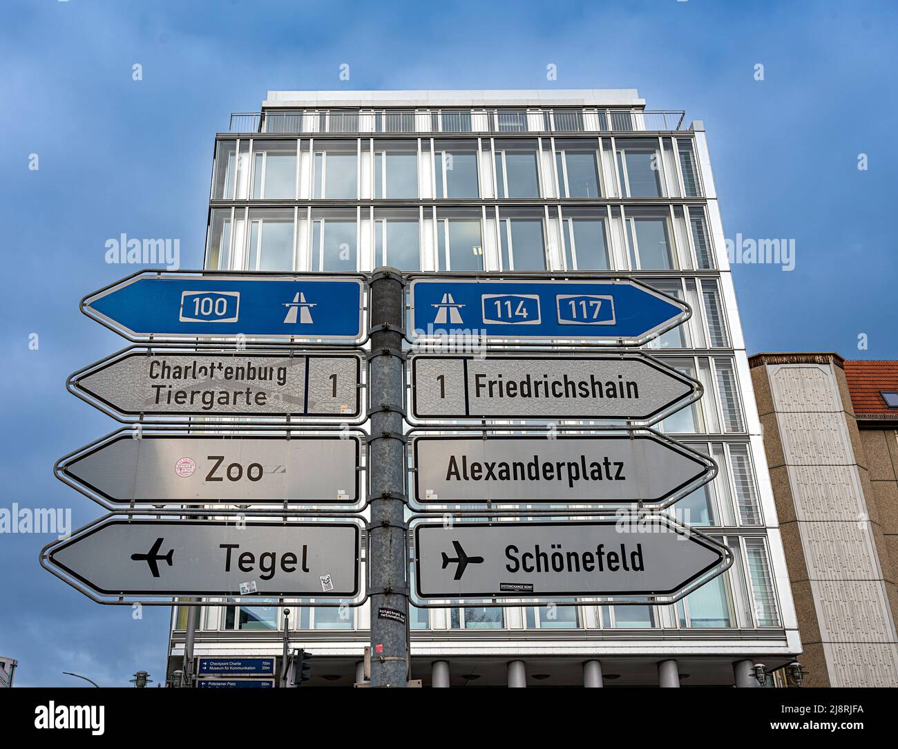Wegweiser in der Hauptstadt Stock Photo - Alamy