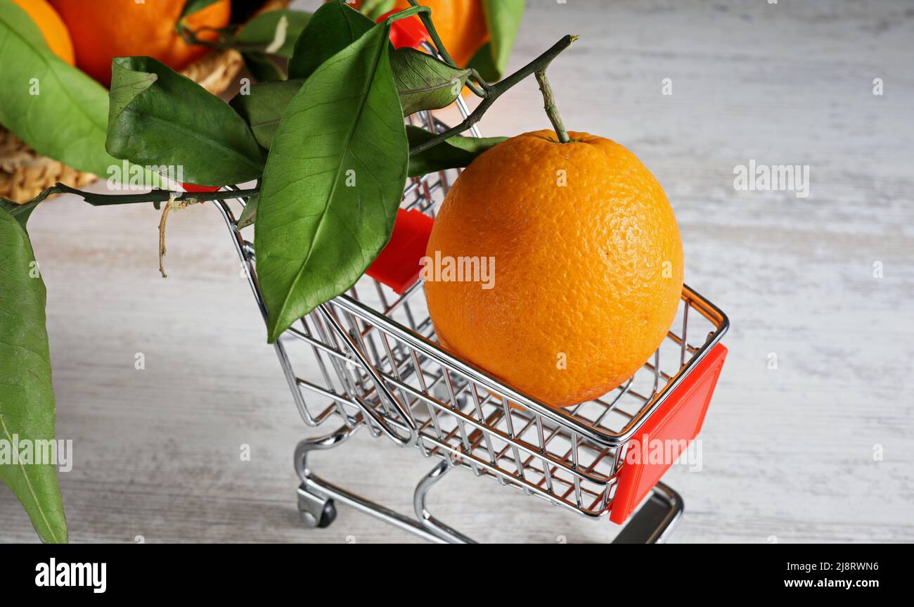 An orange in the shopping cart Stock Photo - Alamy