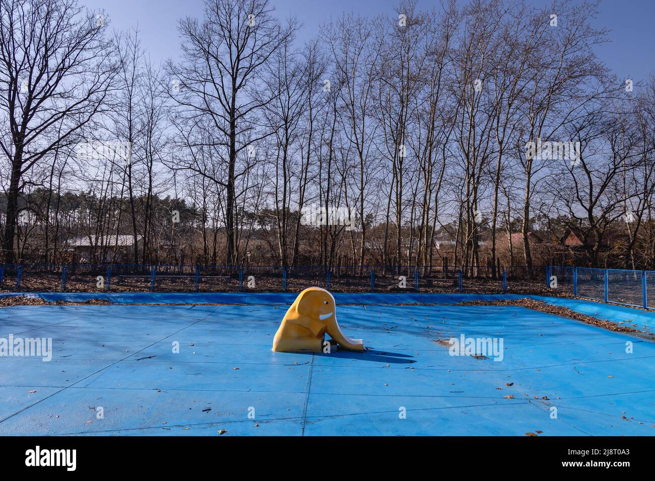 Old swimming pool hi-res stock photography and images - Alamy