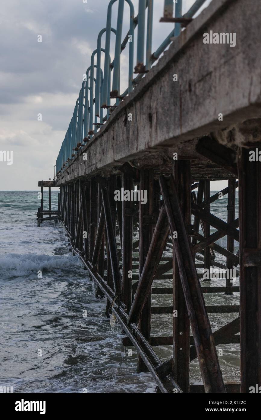 Abandoned jetty hi-res stock photography and images - Alamy