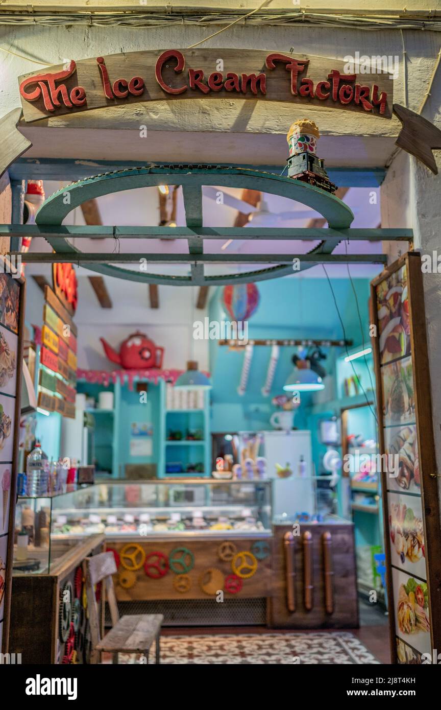 Cool shop hi-res stock photography and images - Alamy